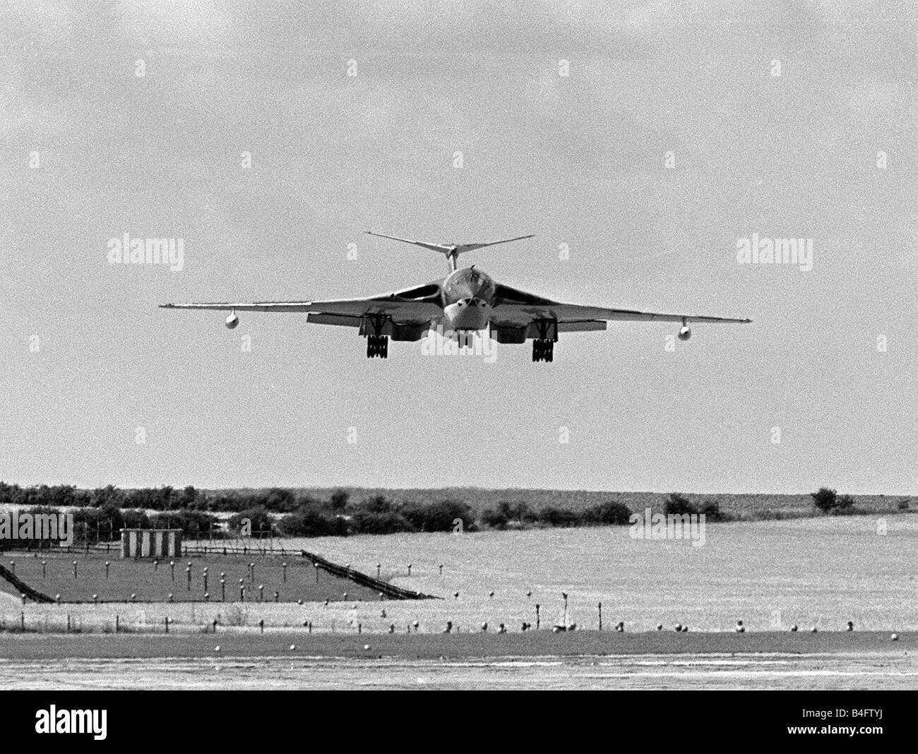 Aircraft Handley Page Victor K1 Tanker comes in to land at RAF Marham ...