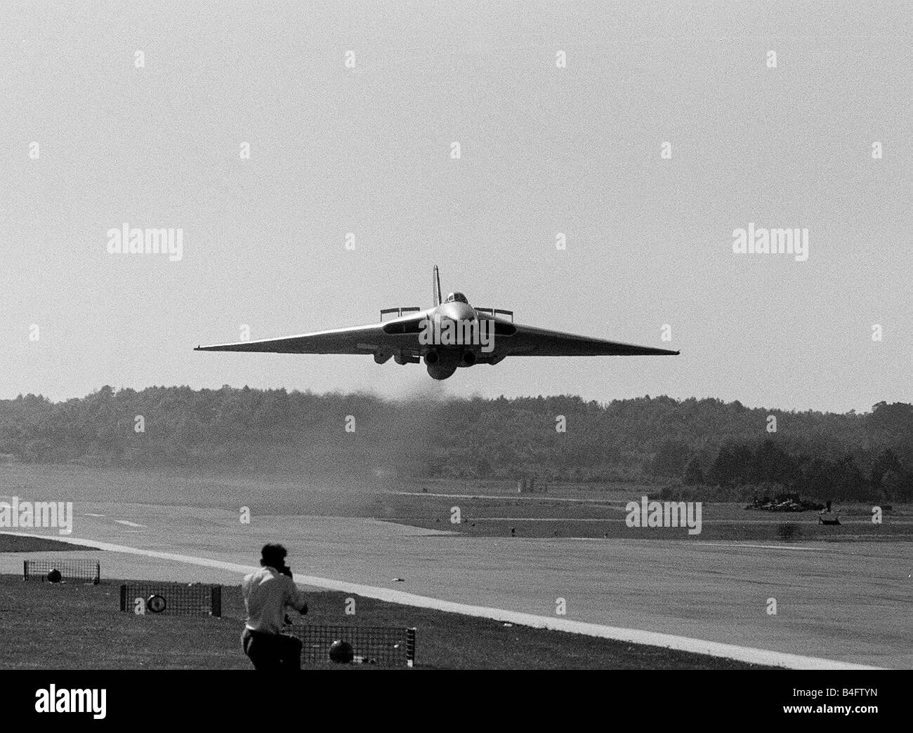 Aircraft AVRO Vulcan Olympus Test Bed flies in at full power and at low ...