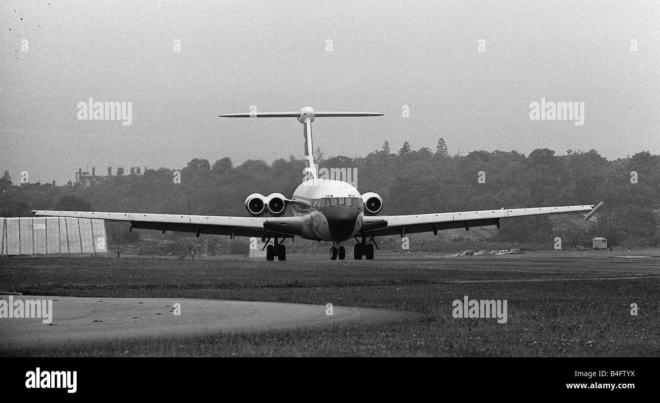 Aircraft Vickers VC10 in BOAC colours rolls on to the runway for it s ...