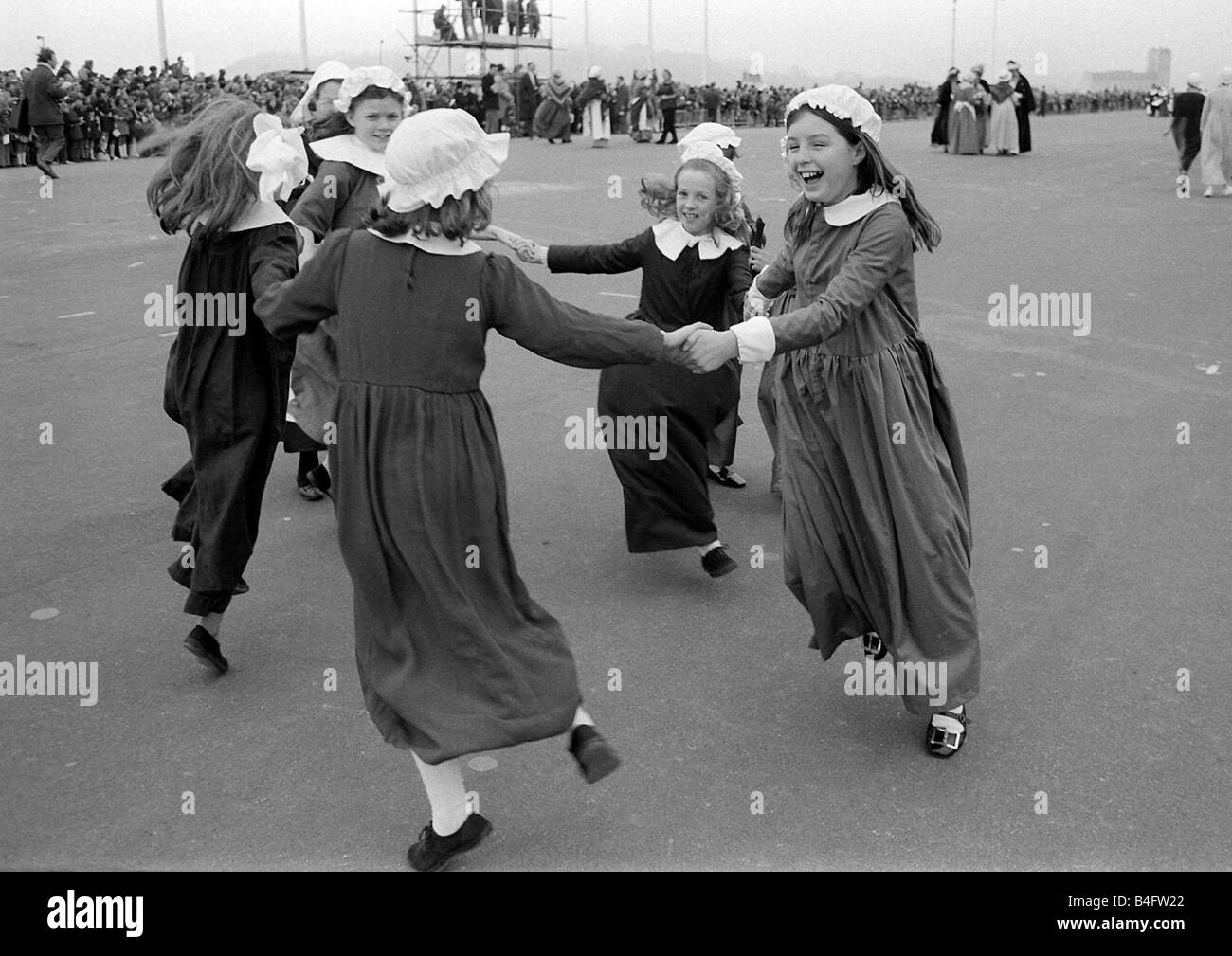 Mayflower May 1970 Schoolchildren dressed as pilgrims dance on Plymouth ...
