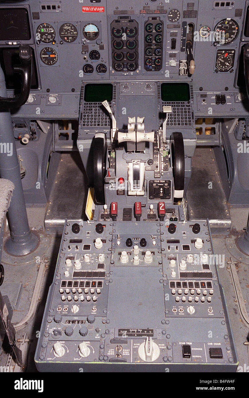 Aircraft boeing 737 400 cockpit hi-res stock photography and images - Alamy