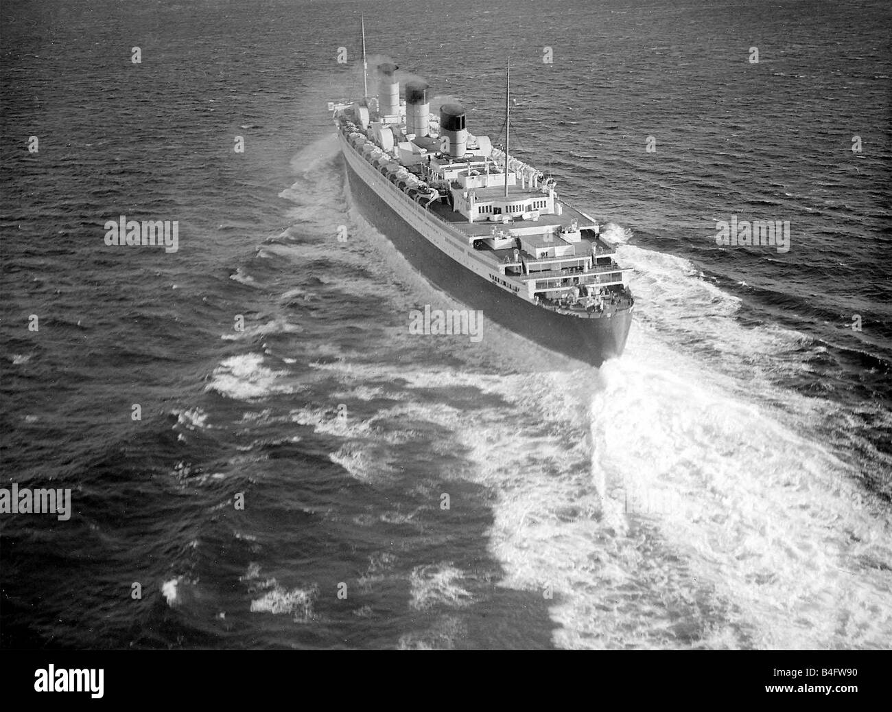 Ship Queen Mary May 1936 RMS Queen Mary steams across the Atlantic ...