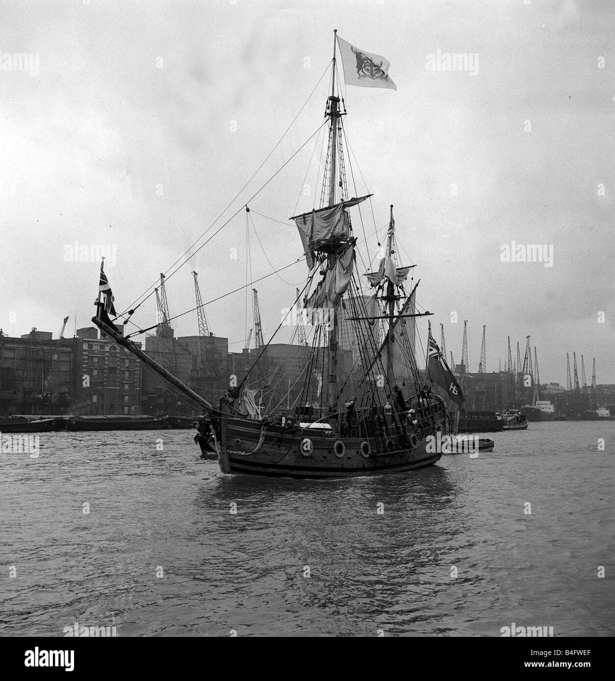 Sailing Ship Nonsuch at Tower Bridge April 1969 Stock Photo - Alamy