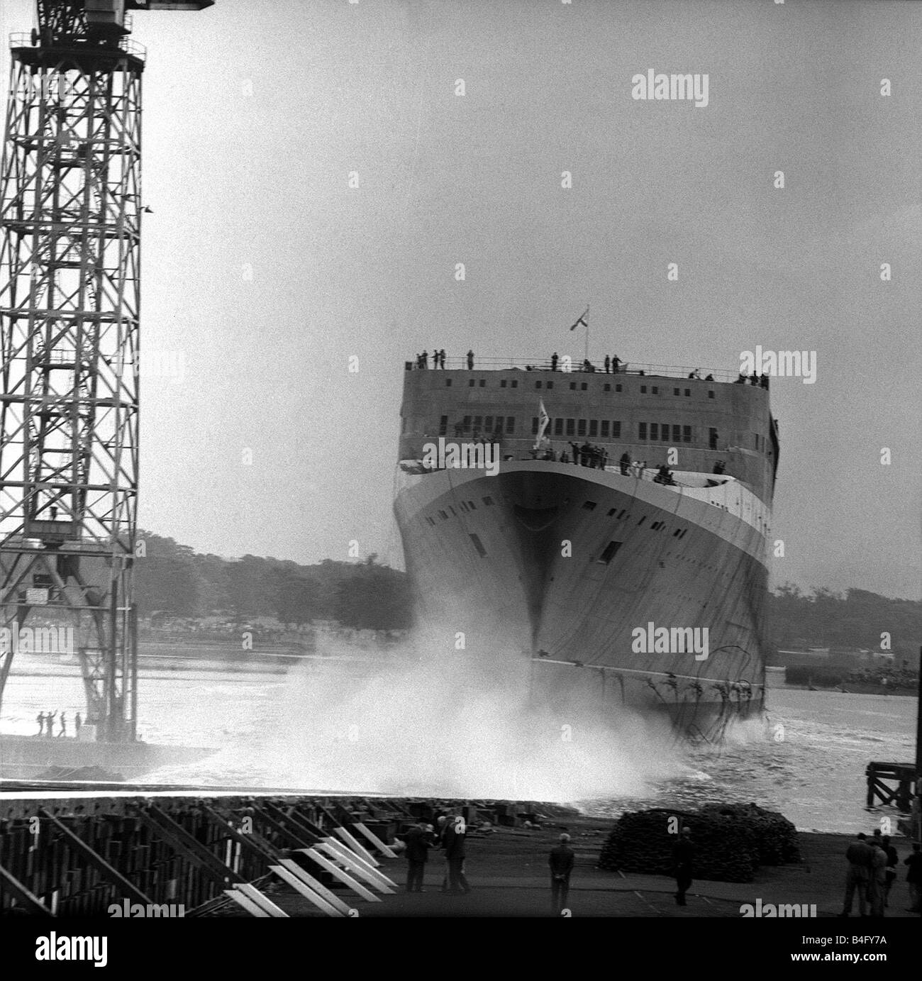 Qe2 ship clyde hi-res stock photography and images - Alamy