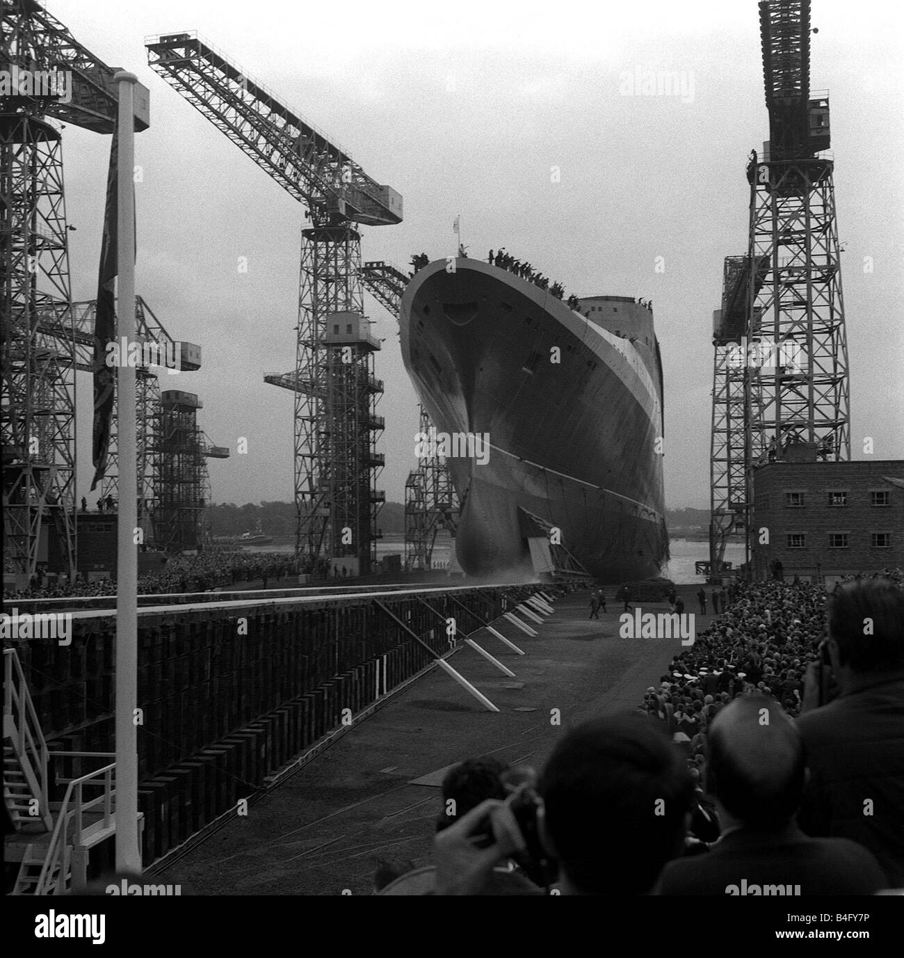 Qe2 launch hi-res stock photography and images - Alamy