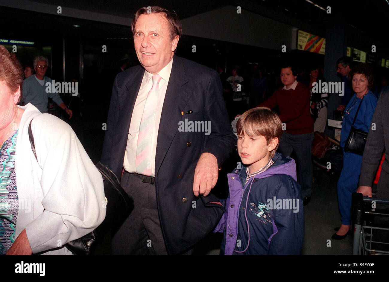 Barry Humphries Actor Dame Edna Everage 1990 at the Airport Mirrorpix ...