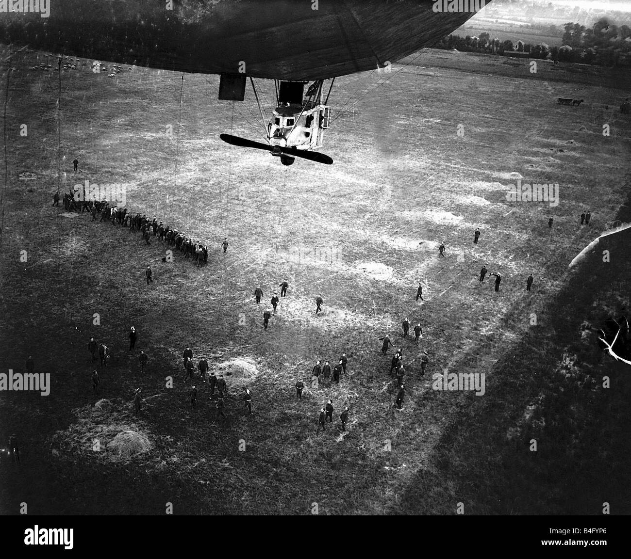 R33 airship hi-res stock photography and images - Alamy