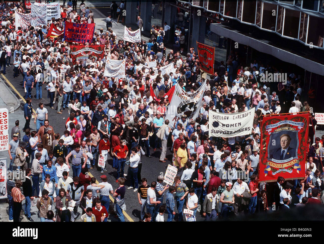 Striking miners and police 1984 hi-res stock photography and images - Alamy