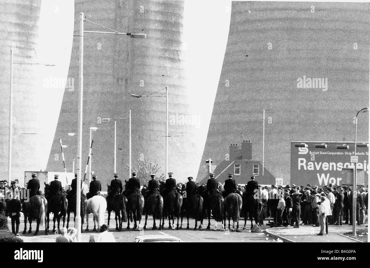 Ravenscraig picket line supervised by mounted police May 1984 Stock ...