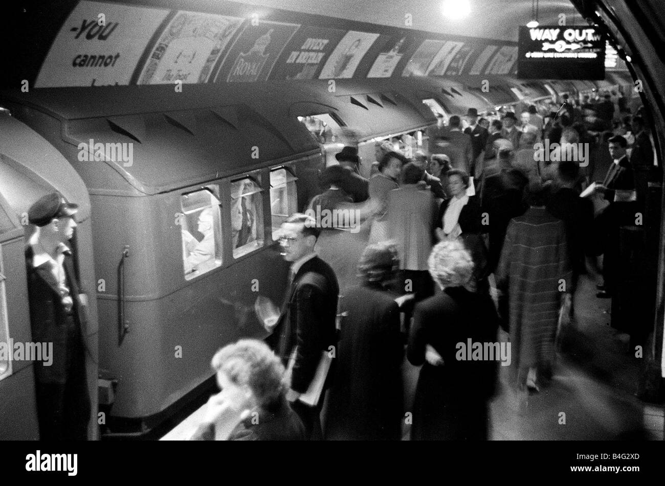 Liverpool street station platform Black and White Stock Photos & Images ...