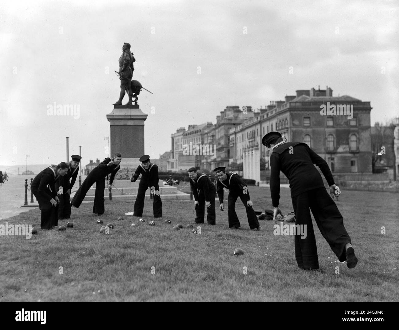 Sir francis drake playing bowls on plymouth hoe hi-res stock ...
