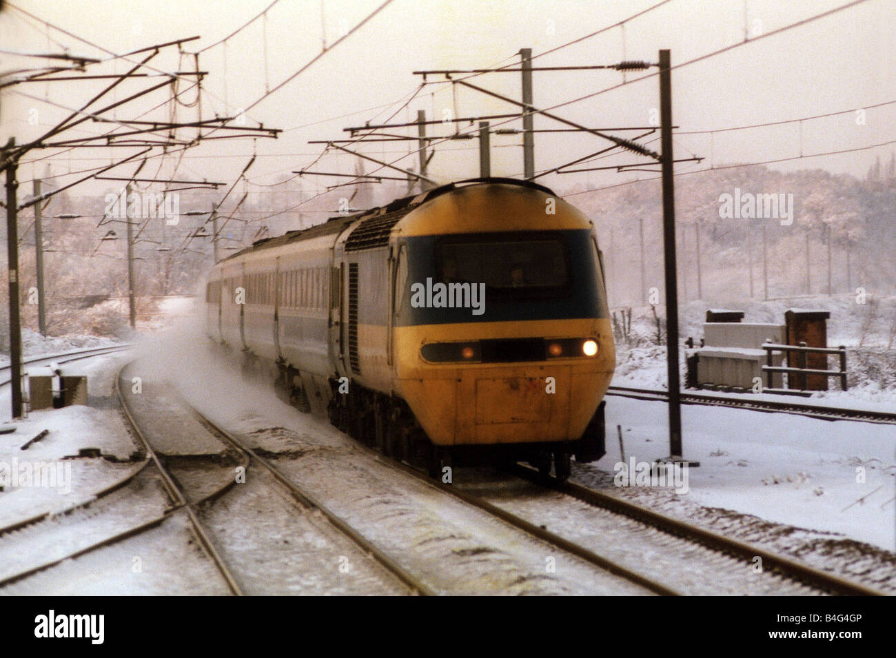 A HST 125 diesel runs through the snow on its way to Kings Cross on the ...
