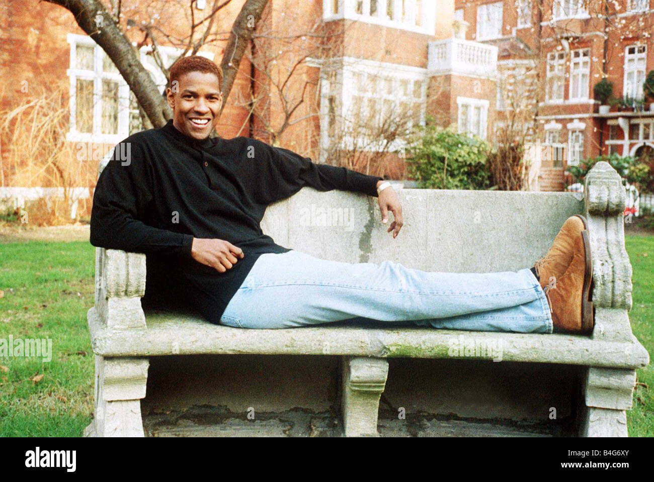 Actor bench hi-res stock photography and images - Alamy