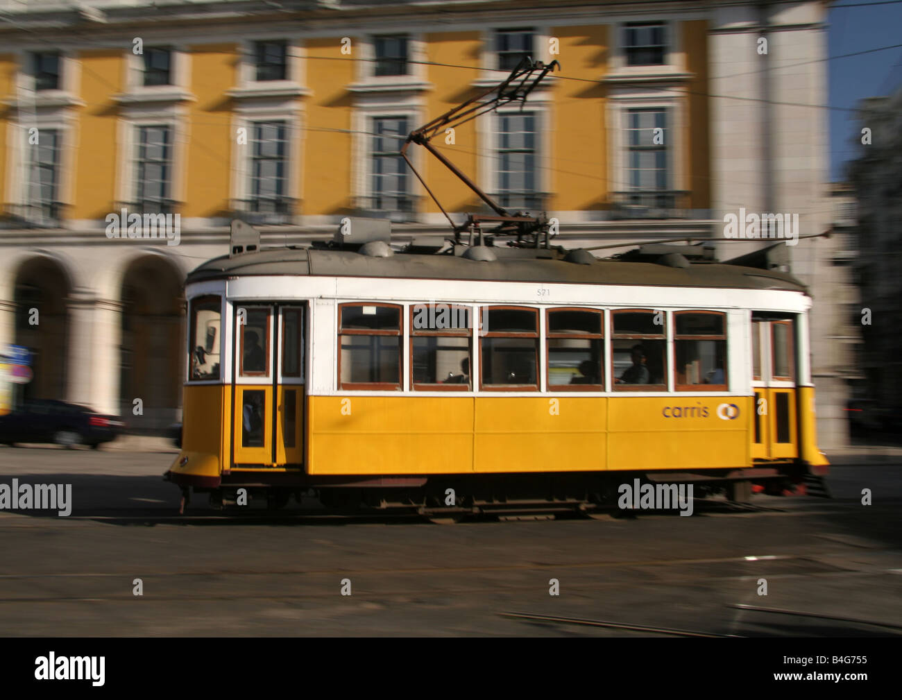 Tram 25 in movement at Praca de Comercio Stock Photo - Alamy