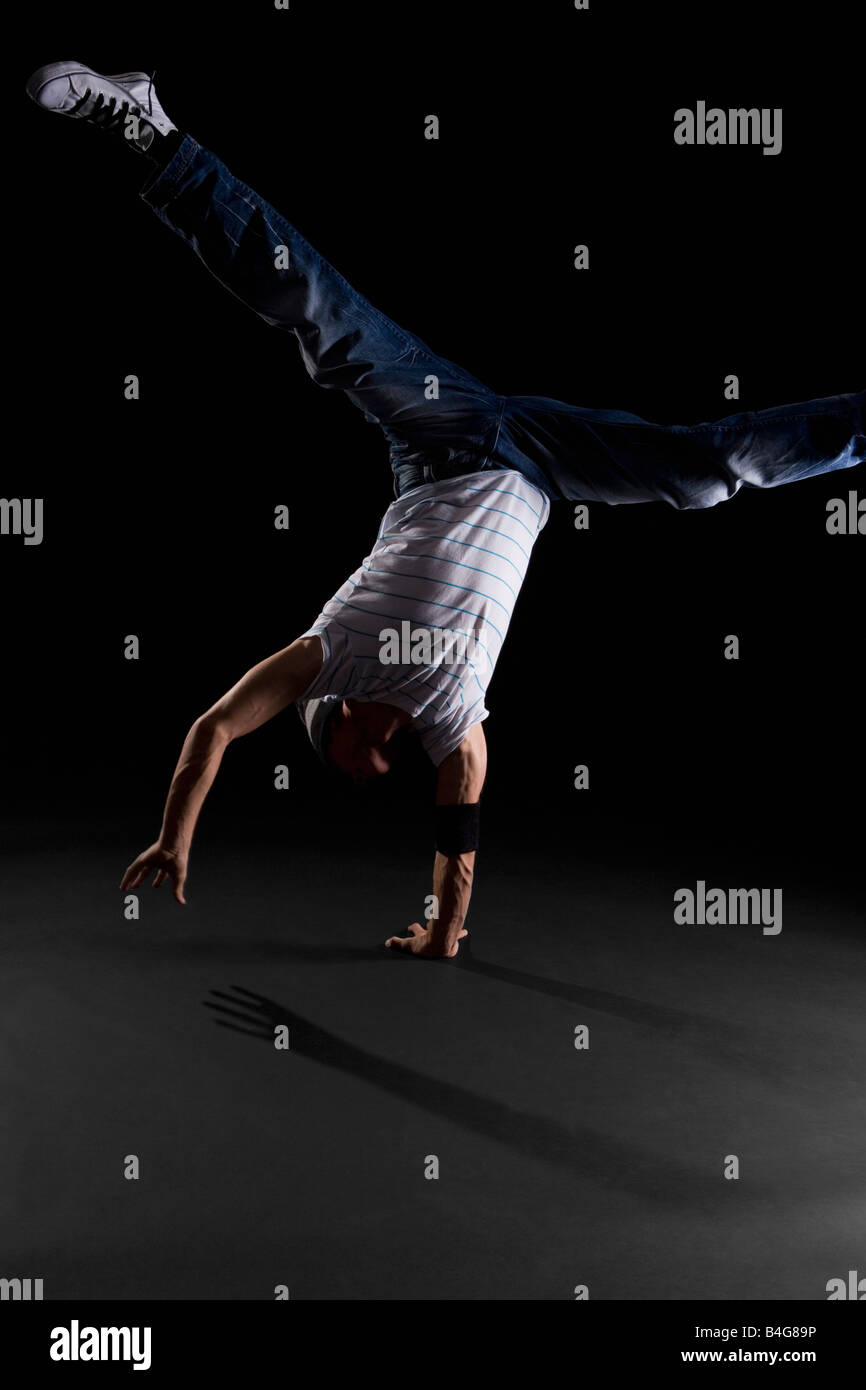 One handed handstand hi-res stock photography and images - Alamy