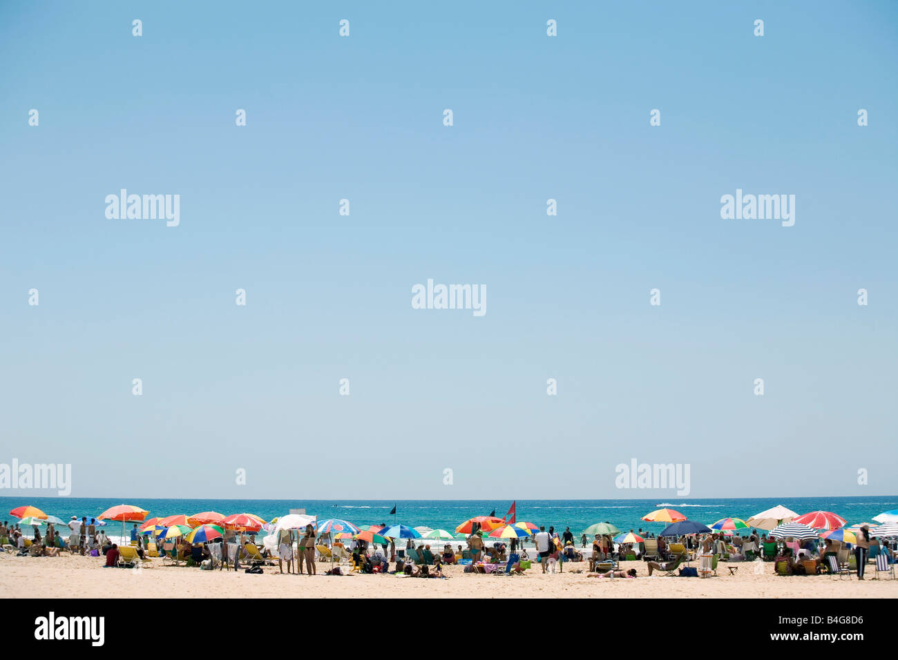 Large group people sunbathing hi-res stock photography and images - Alamy