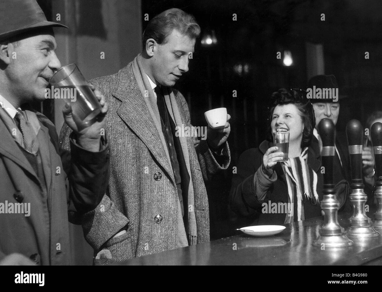 Reporter 1950s hi-res stock photography and images - Alamy