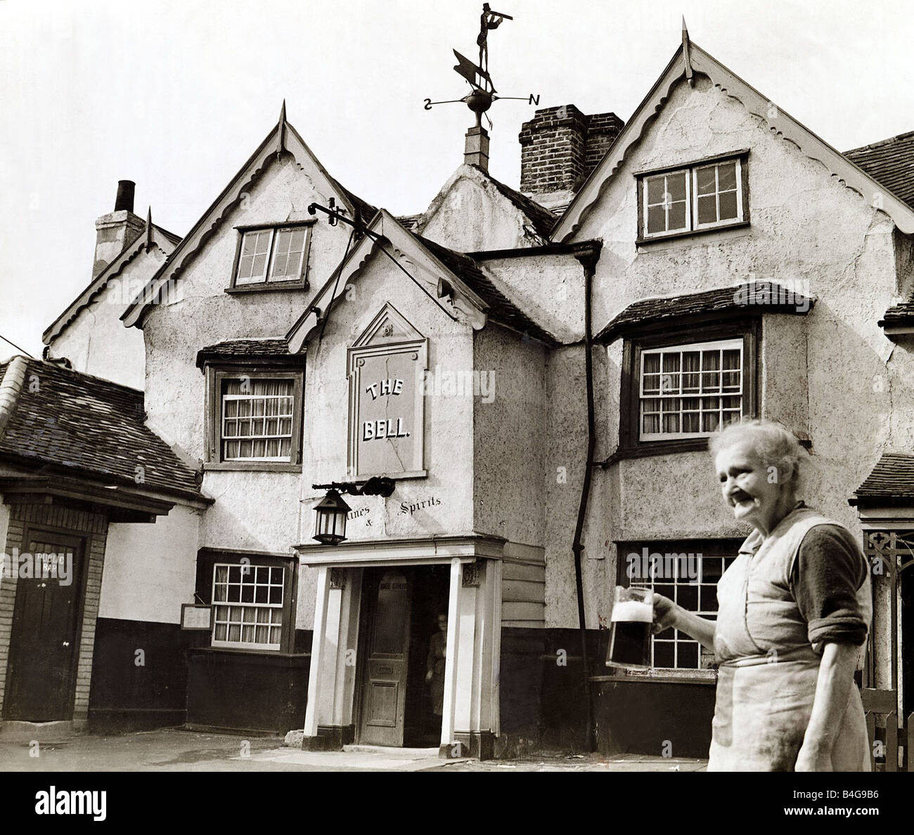 Crooked house pub hi-res stock photography and images - Alamy