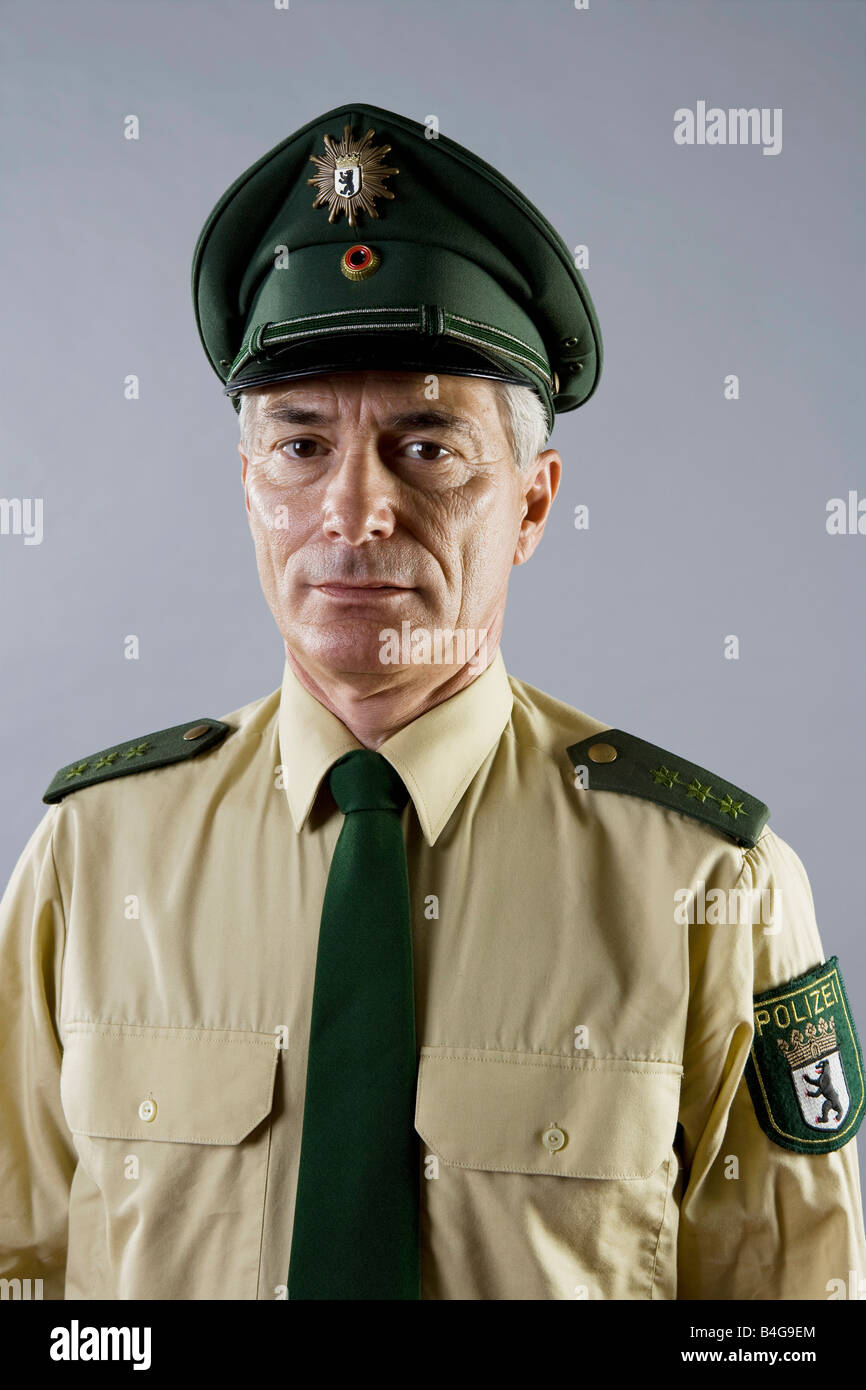 Portrait of a police officer Stock Photo - Alamy