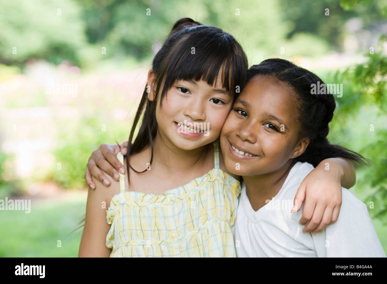 Girls with arms around each other hi-res stock photography and images ...