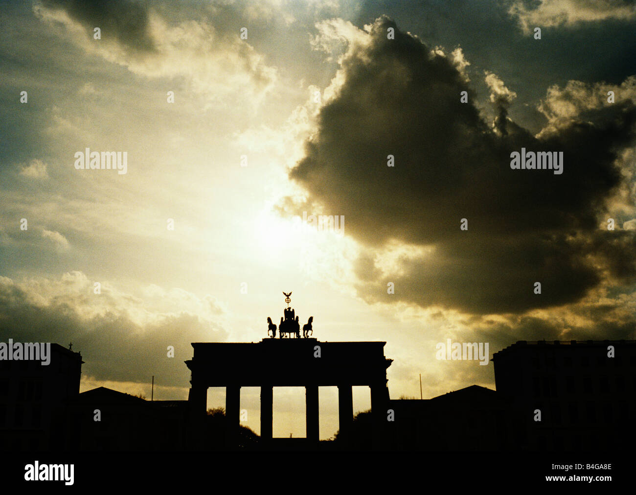 Berlin brandenburg gate silhouette hi-res stock photography and images - Alamy