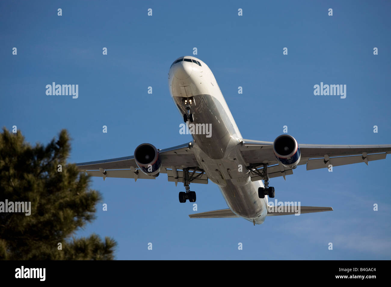 An airplane making a descent Stock Photo - Alamy