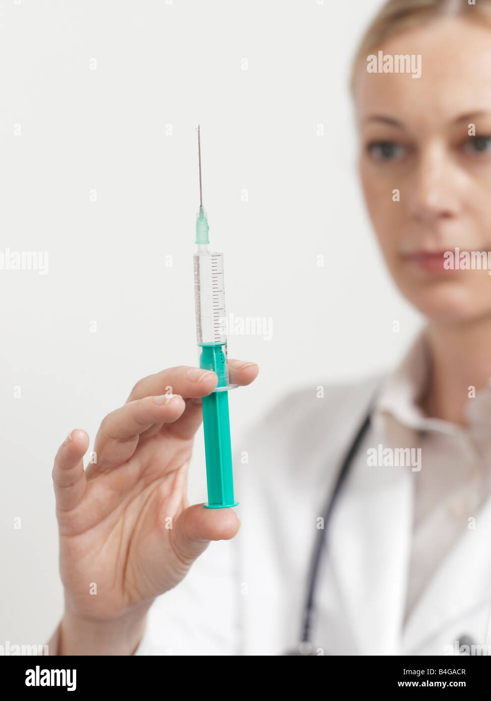 A female doctor preparing a syringe Stock Photo - Alamy