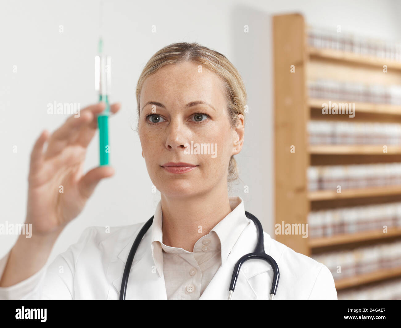 A female doctor preparing a syringe Stock Photo - Alamy