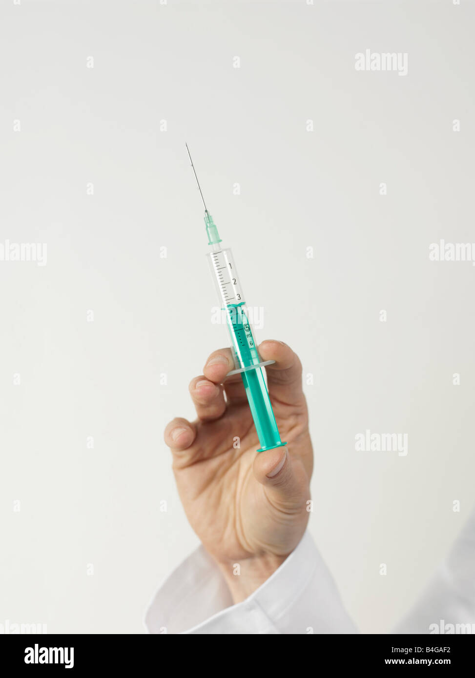 A human hand preparing a syringe Stock Photo - Alamy