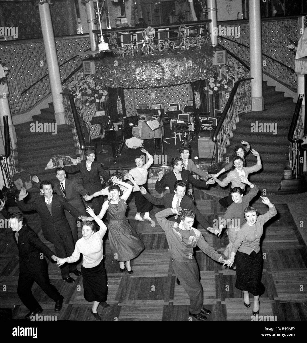 Paris cafe 1950s hi-res stock photography and images - Alamy