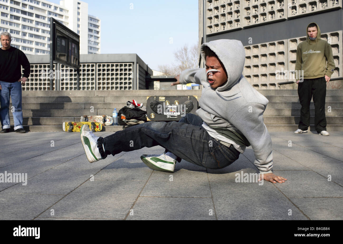 Berlin street scene people dancing hi-res stock photography and images ...