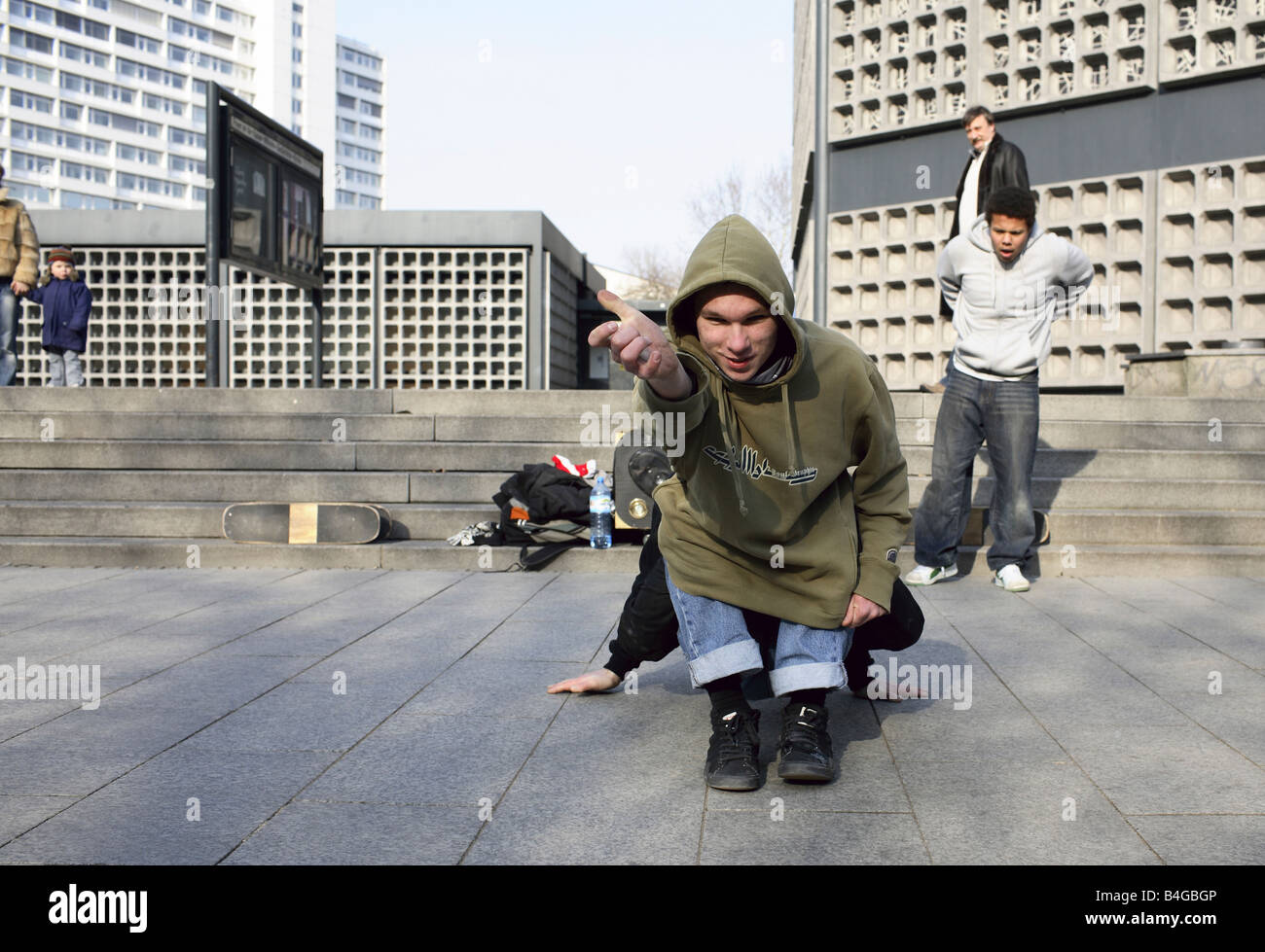 Berlin street scene people dancing hi-res stock photography and images ...