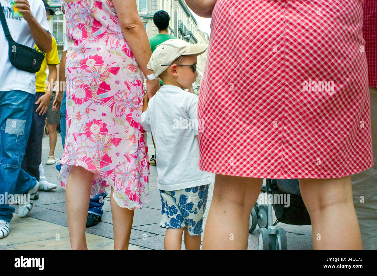 Family crowd watching street performance hi-res stock photography and ...