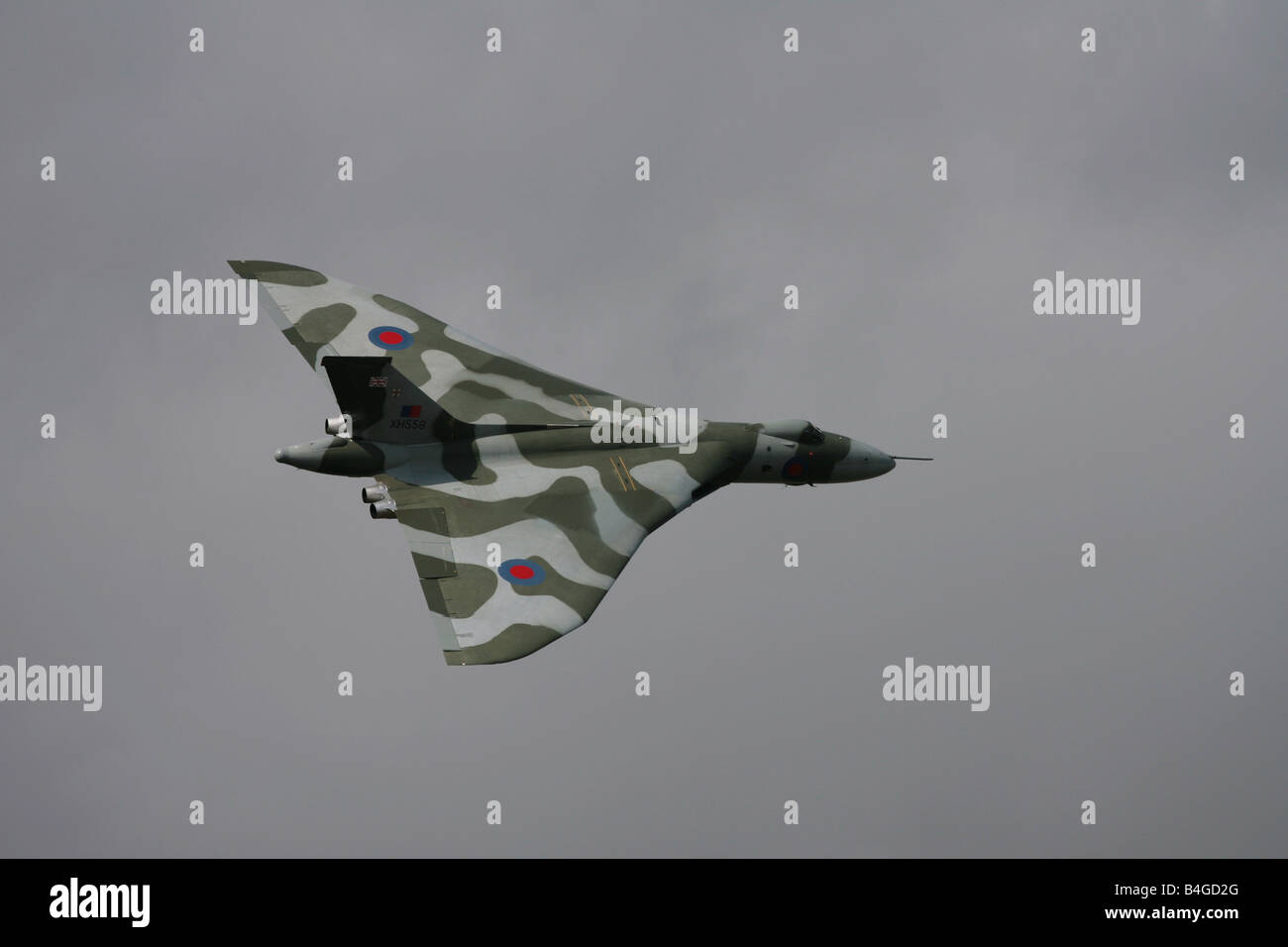 Vulcan aircraft flying Stock Photo - Alamy
