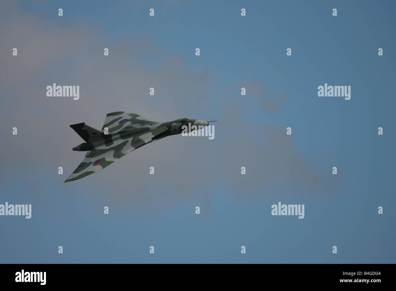 Vulcan aircraft flying Stock Photo - Alamy