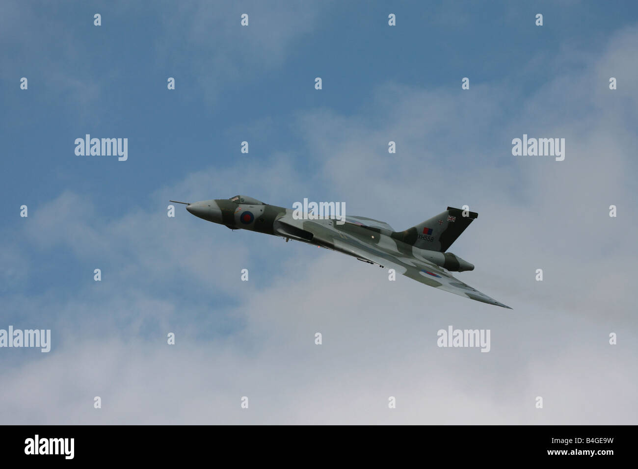 Vulcan aircraft flying Stock Photo - Alamy