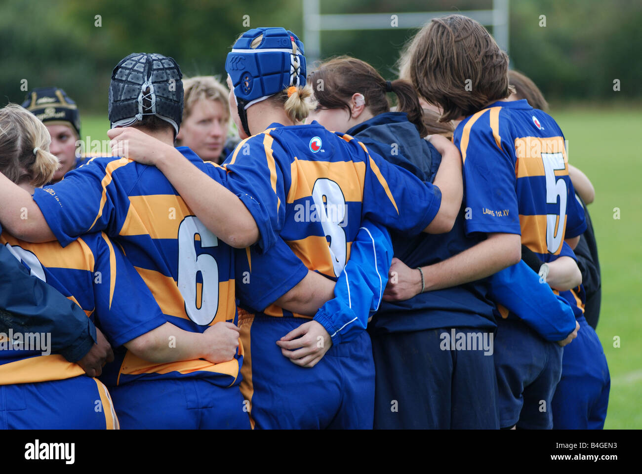 Women rugby players group huddle hi-res stock photography and images ...
