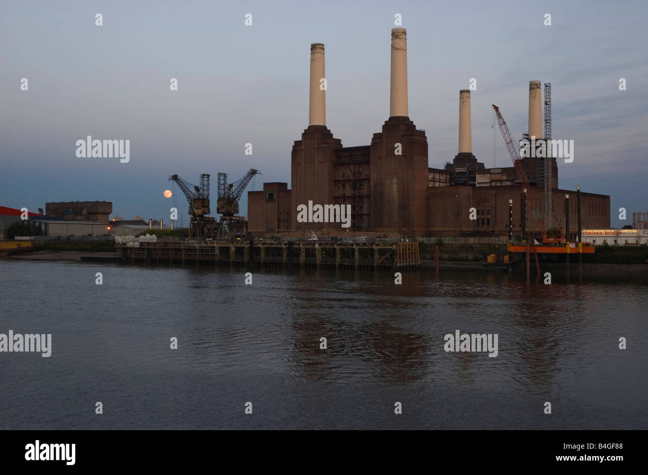 Battersea by night hi-res stock photography and images - Alamy