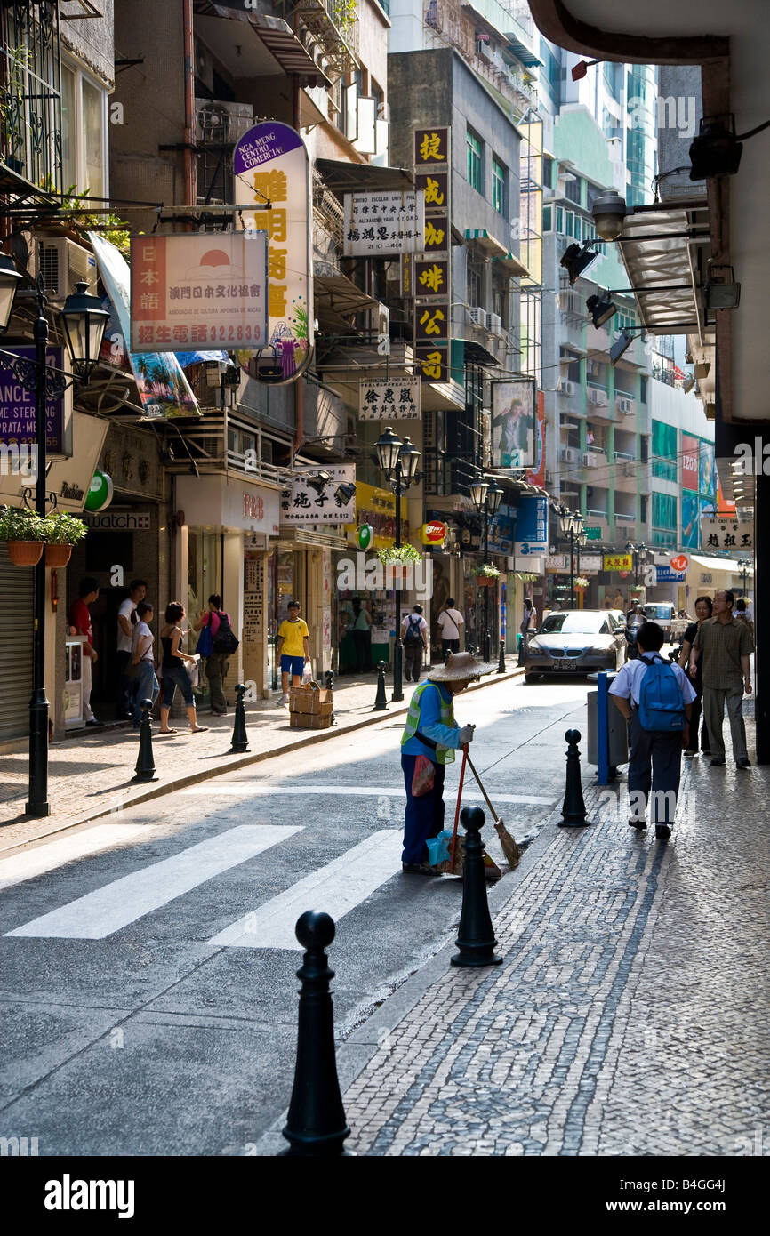 China street cleaner hi-res stock photography and images - Alamy
