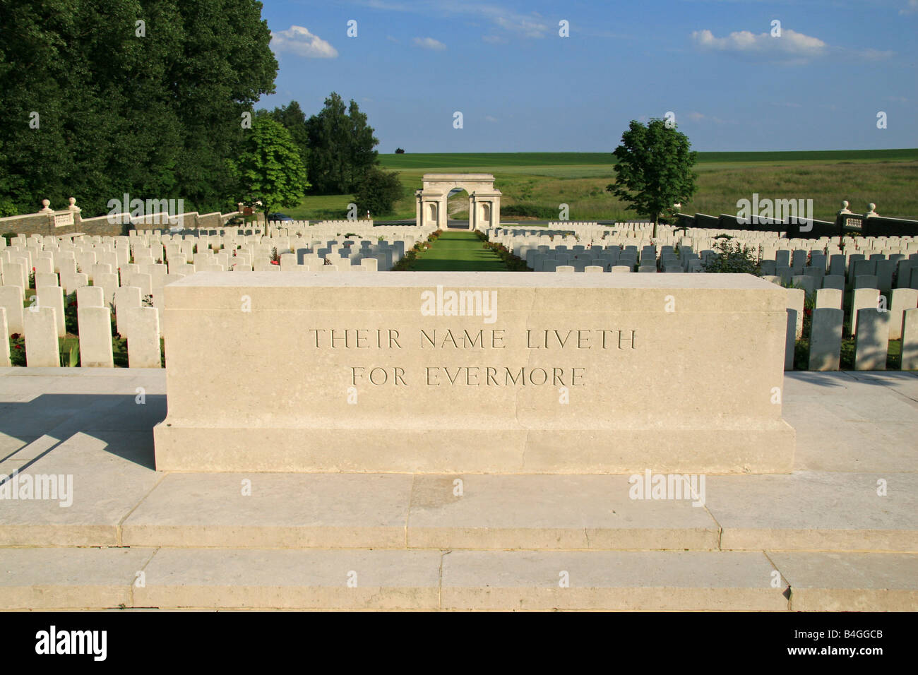 View across the headstones & Stone of Remembrance in the British CWGC ...