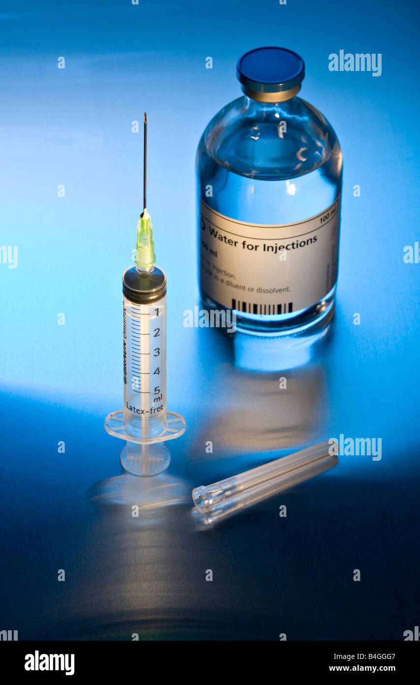 Sterile water and syringe for injections Stock Photo - Alamy