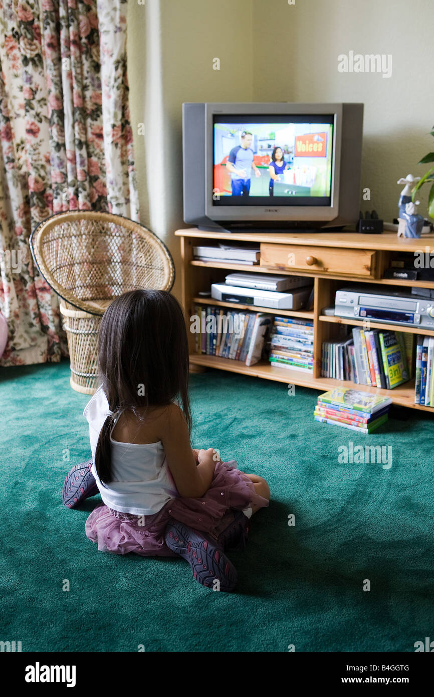 Children watching dvd player hi-res stock photography and images - Alamy