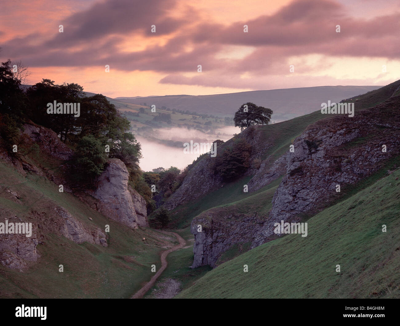 Cave Dale at dawn, Castleton, Peak District National Park, Derbyshire ...