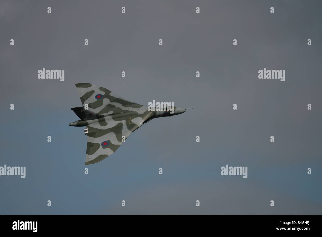 Vulcan aircraft flying Stock Photo - Alamy