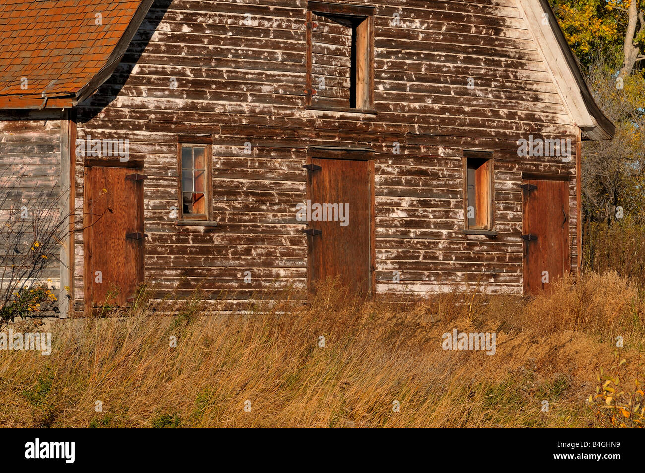 Old run down wooden barn hi-res stock photography and images - Alamy