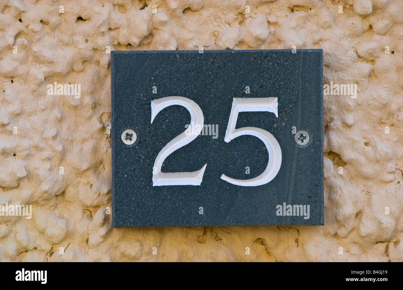 Detail of number 25 on wall of house UK Stock Photo - Alamy
