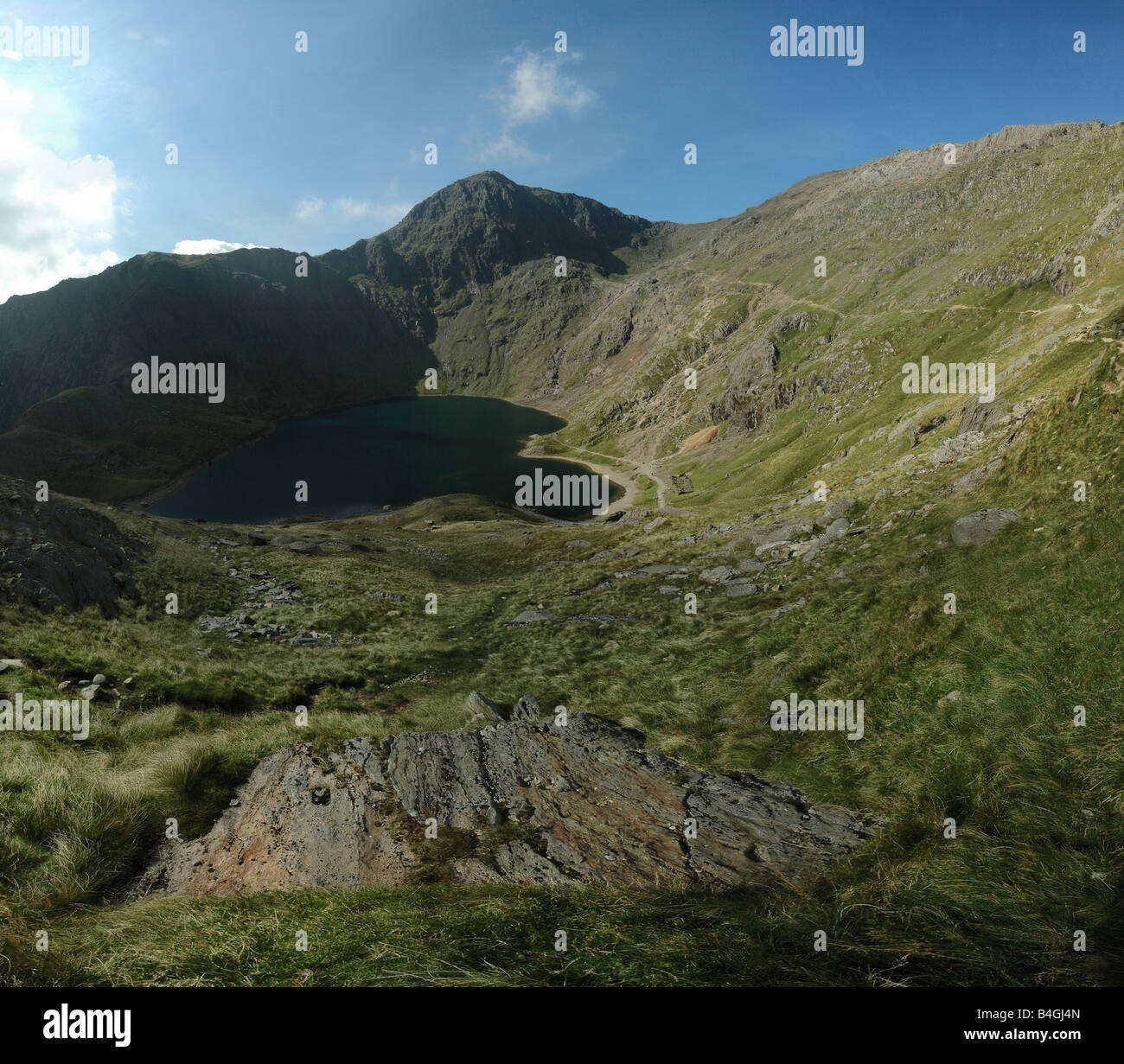 Lake grass snowdon mountain wales hi-res stock photography and images ...