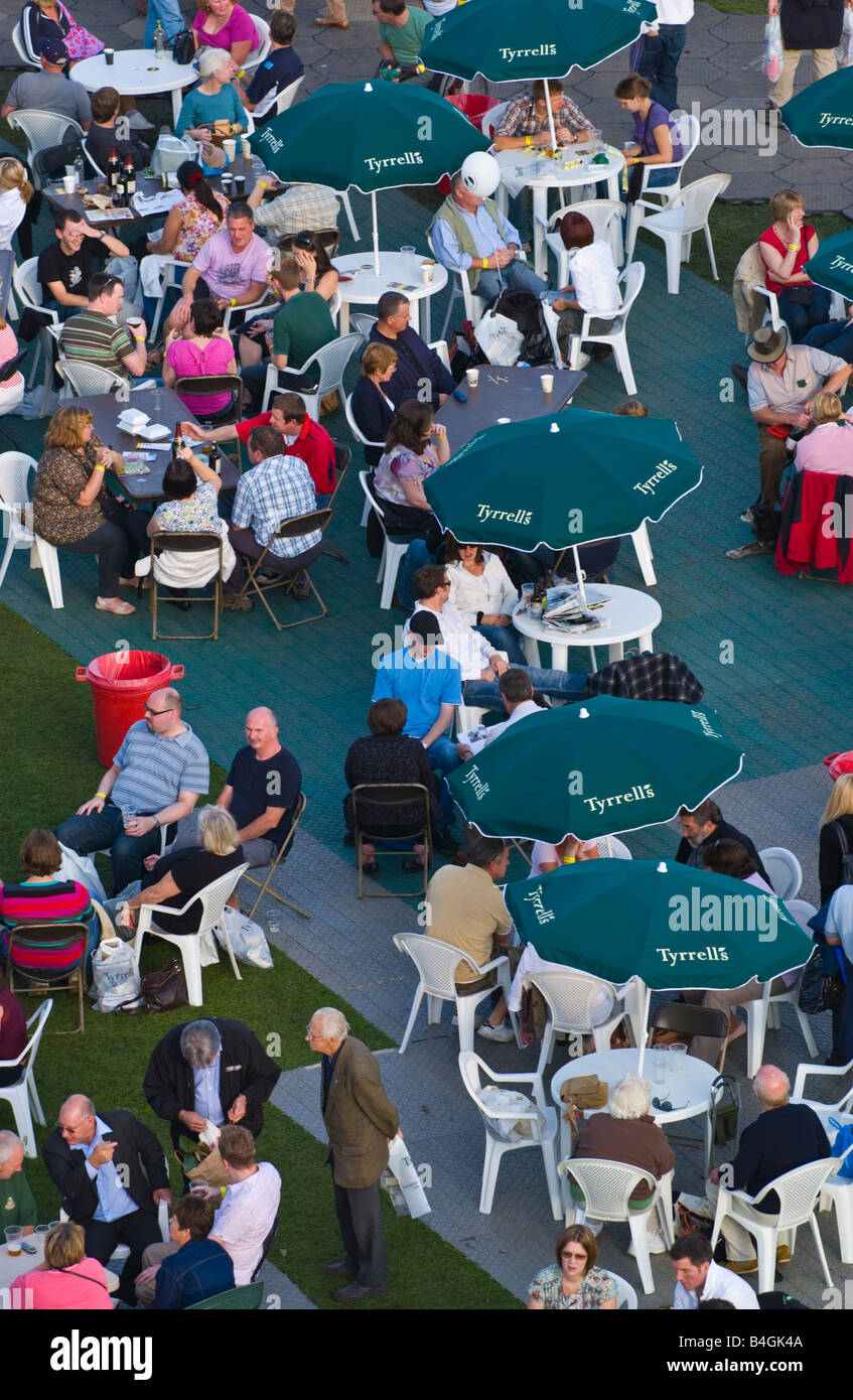 Eat people crowd women eating hi-res stock photography and images - Alamy