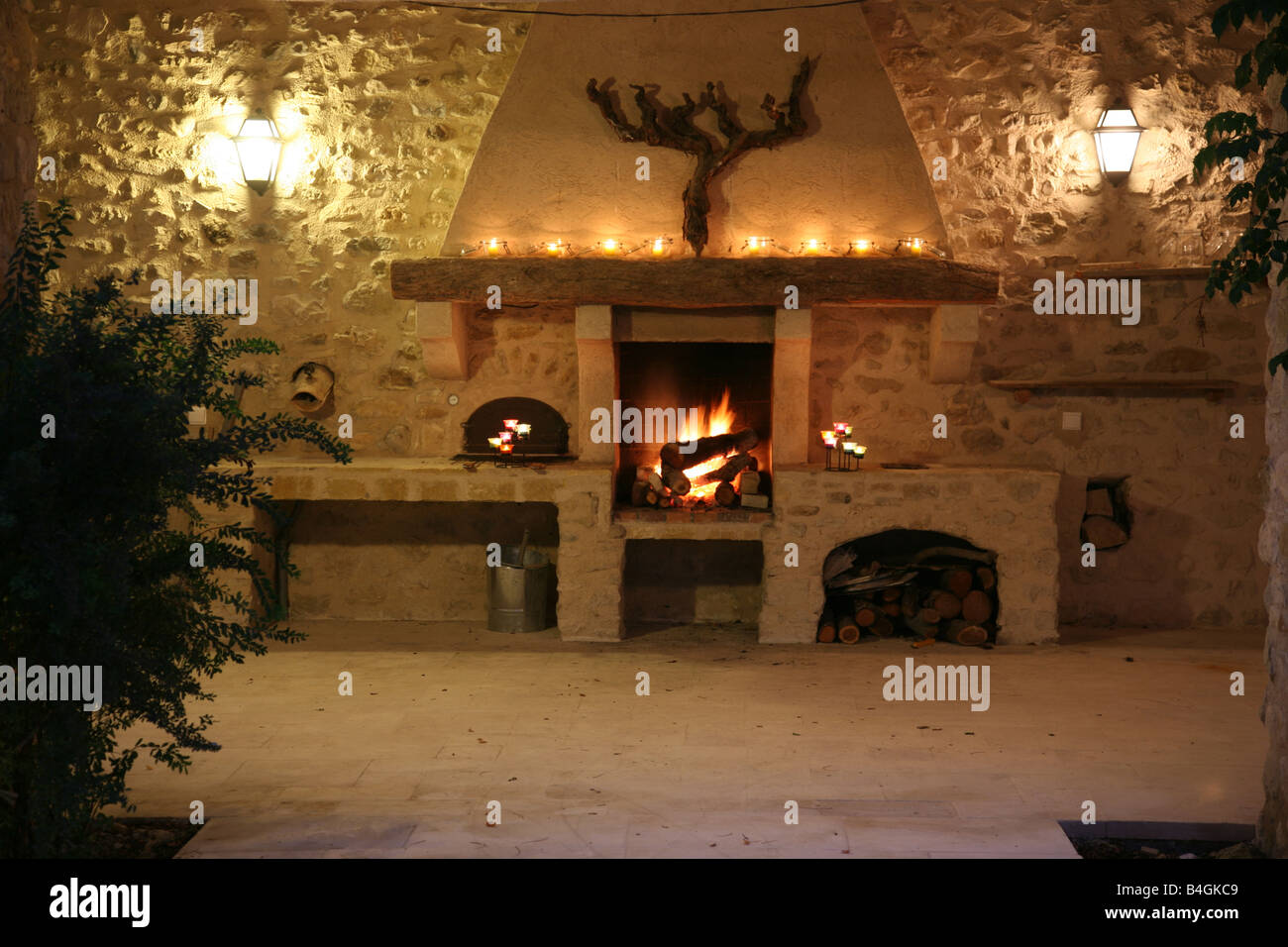 Fireplace fire medieval hi-res stock photography and images - Alamy