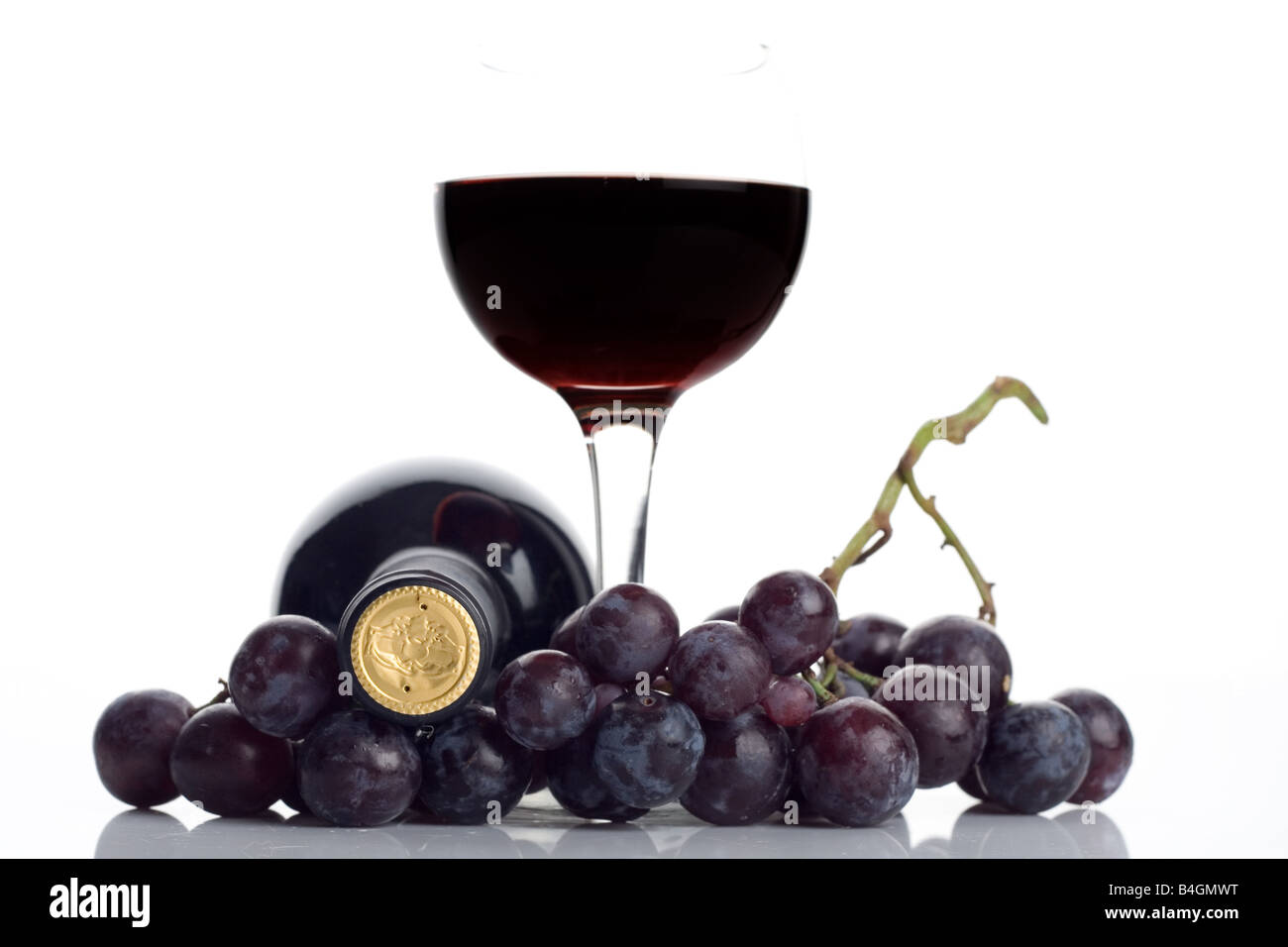 Wine glass bottle grapes Cut Out Stock Images & Pictures - Alamy